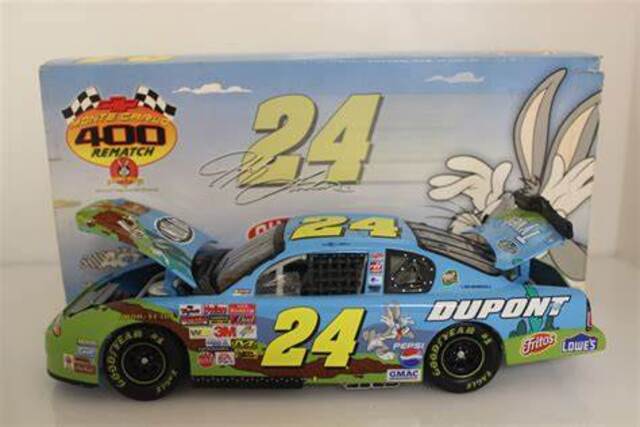ACTION RACING COLLECTIBLES Jeff Gordon 1/24 Scale #24 DuPont / Looney Tunes Rematch 2002 ...